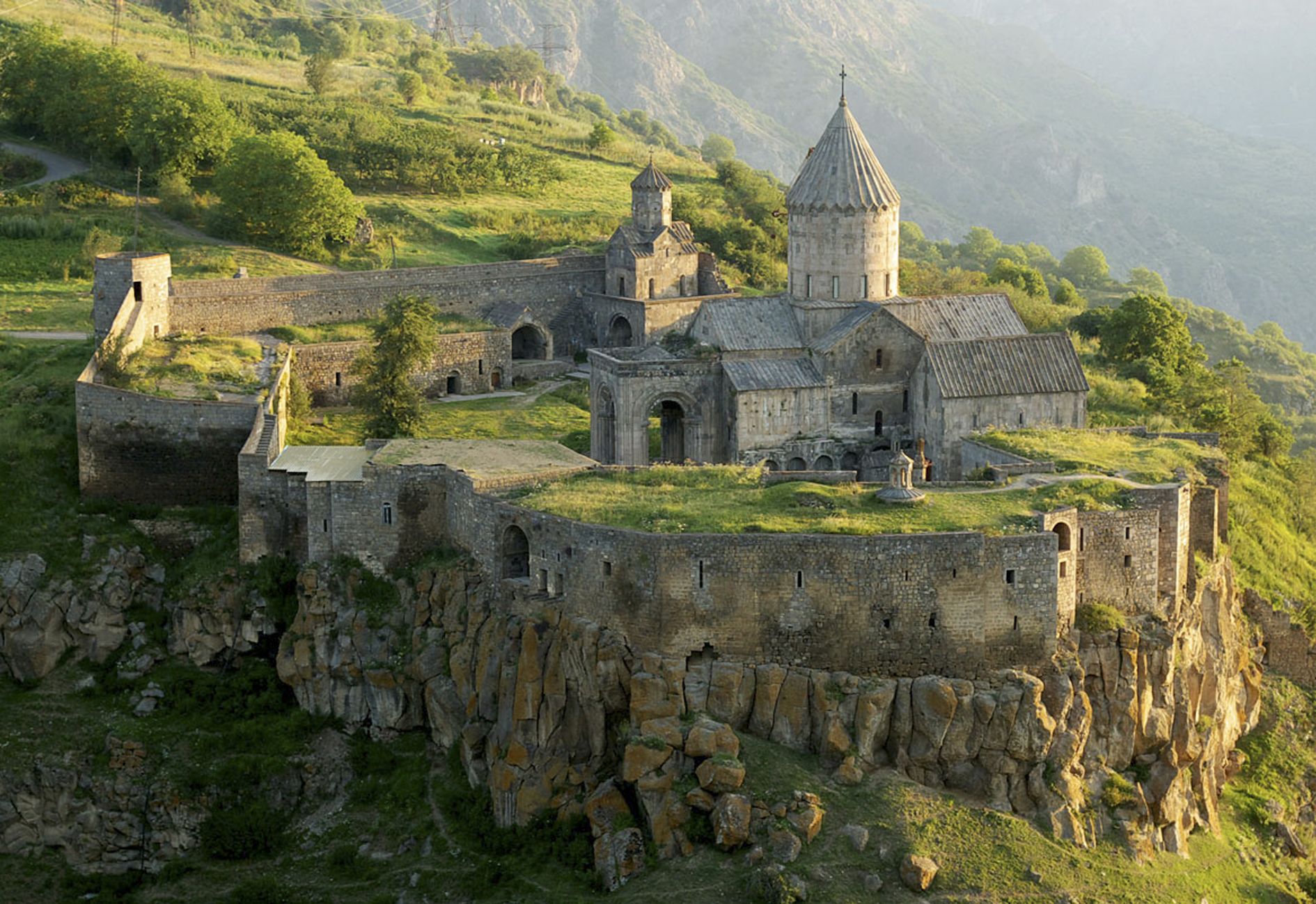 El lago Sevan y otros destinos únicos de Armenia - AVI Asistencia al ...